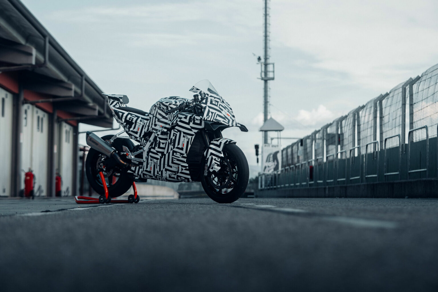 Video: KTM Developing 990 RC R Streetbike - Roadracing World Magazine ...